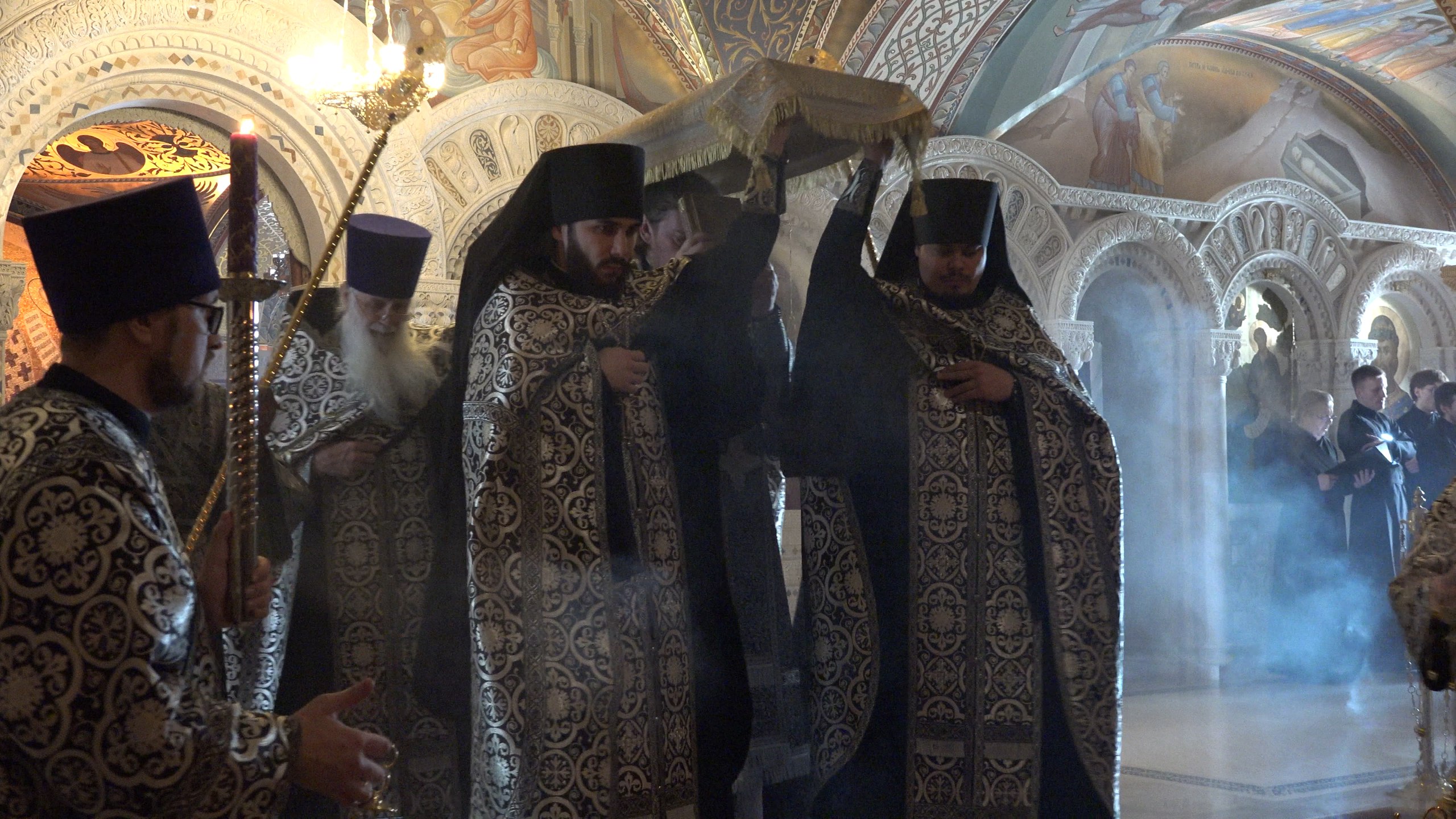 Митрополит Алексий совершил вечерню Великой Пятницы